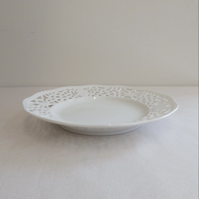 透かし 磁器プレート 21cm | iichi 日々の暮らしを心地よくするハンドメイドやアンティークのマーケットプレイス
