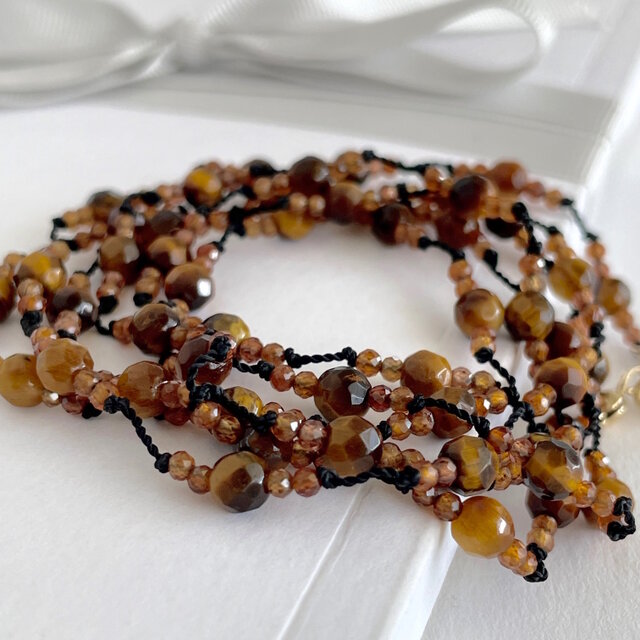 タイガーアイとグロシュラーガーネット（ヘソナイト）のロングコードネックレス | iichi 日々の暮らしを心地よくするハンドメイドやアンティークのマーケットプレイス