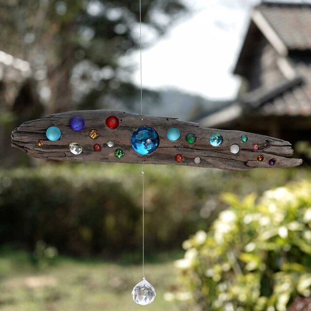 お部屋の中に太陽を 流木とサンキャッチャー&モビール 窓の装飾 ガラス玉 クリスタルプリズム ビーチスタイル 57 | iichi 日々の暮らしを心地よくするハンドメイドやアンティークの ...