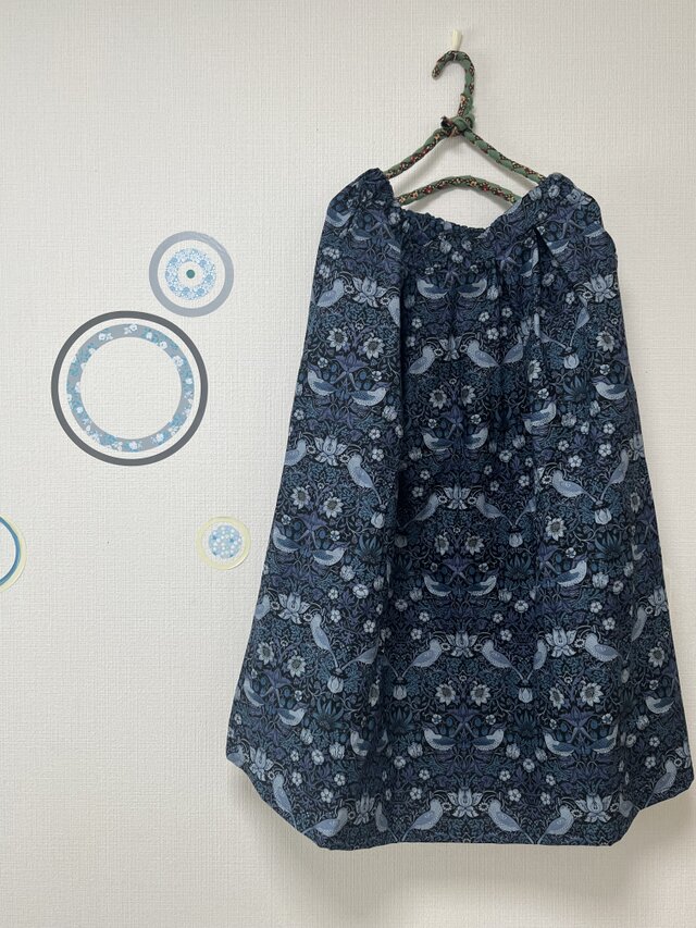 大人のタックスカート ウィリアムモリス いちご泥棒 ブルー | iichi 日々の暮らしを心地よくするハンドメイドやアンティークのマーケットプレイス