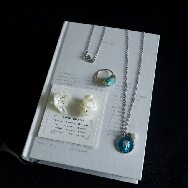 【夏の福袋】(a) 3点セット 一点もの 珊瑚の耳飾り・クリソコラリング・ヴィンテージチャームとmopネックレス | iichi 日々の暮らしを心地よくするハンドメイドやアンティークの ...