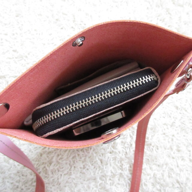 《牛革》シンプルサコッシュ・タテ型・スムース・ピンク・0168 | iichi 日々の暮らしを心地よくするハンドメイドやアンティークのマーケットプレイス