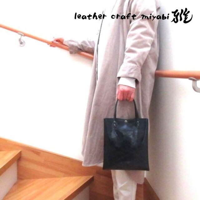 《カーフスキン》ちょい持ちミニトート♪内ポケット付き・ワンレザー仕上げ・ネイビー・0447 | iichi 日々の暮らしを心地よくするハンドメイドやアンティークのマーケットプレイス