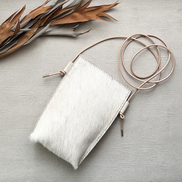 スマホポシェット・スマホショルダー / 牛毛皮ハラコ ˗ˏˋ無地ホワイトˎˊ˗ | iichi 日々の暮らしを心地よくするハンドメイドやアンティークのマーケットプレイス