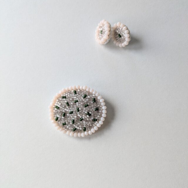 monolog スパークルブローチ | iichi 日々の暮らしを心地よくするハンドメイドやアンティークのマーケットプレイス