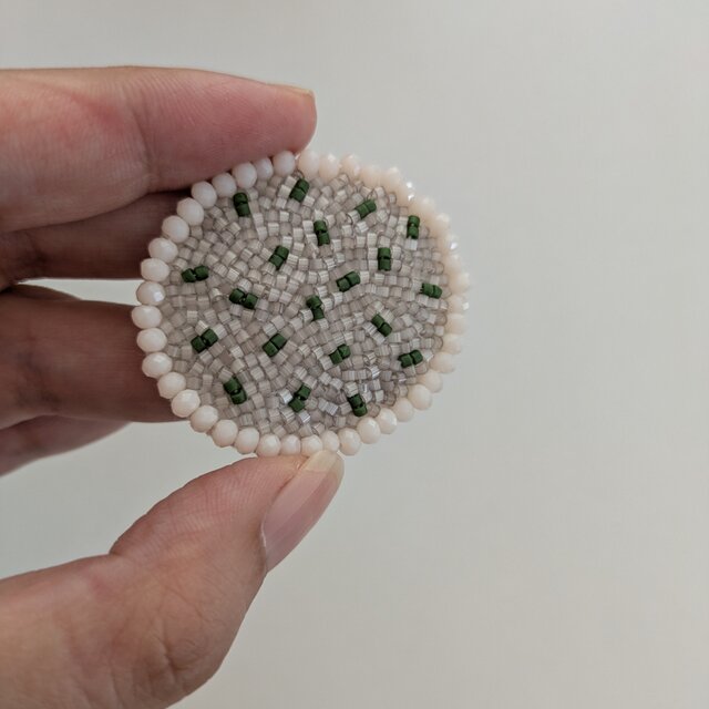 monolog スパークルブローチ | iichi 日々の暮らしを心地よくするハンドメイドやアンティークのマーケットプレイス