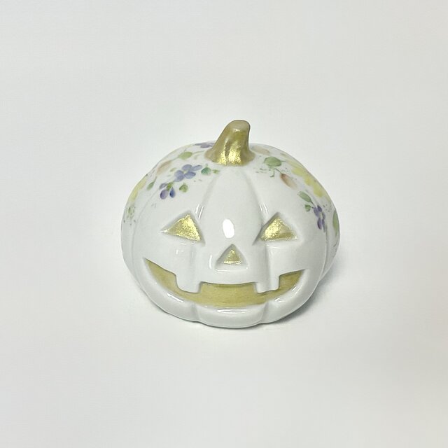 小さなハロウィンカボチャの、磁器のオーナメント | iichi 日々の暮らしを心地よくするハンドメイドやアンティークのマーケットプレイス