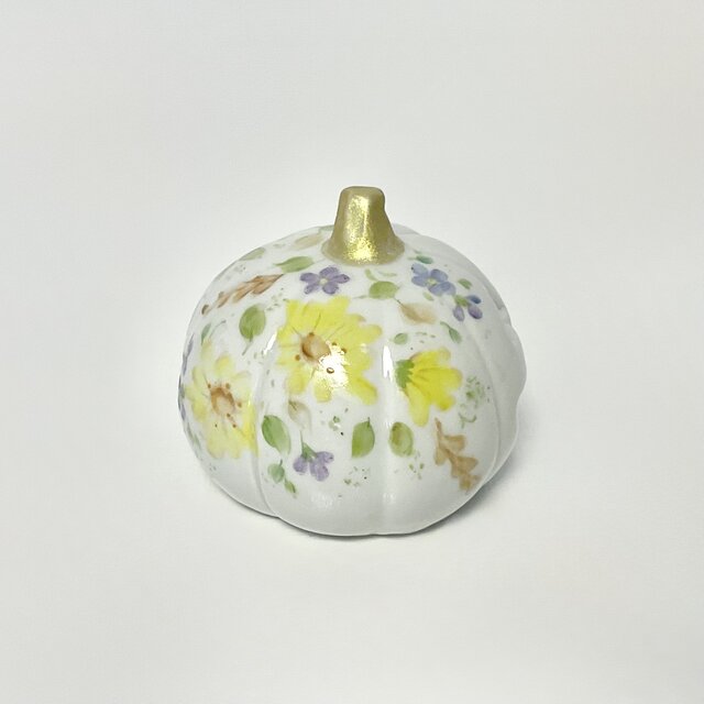 小さなハロウィンカボチャの、磁器のオーナメント | iichi 日々の暮らしを心地よくするハンドメイドやアンティークのマーケットプレイス