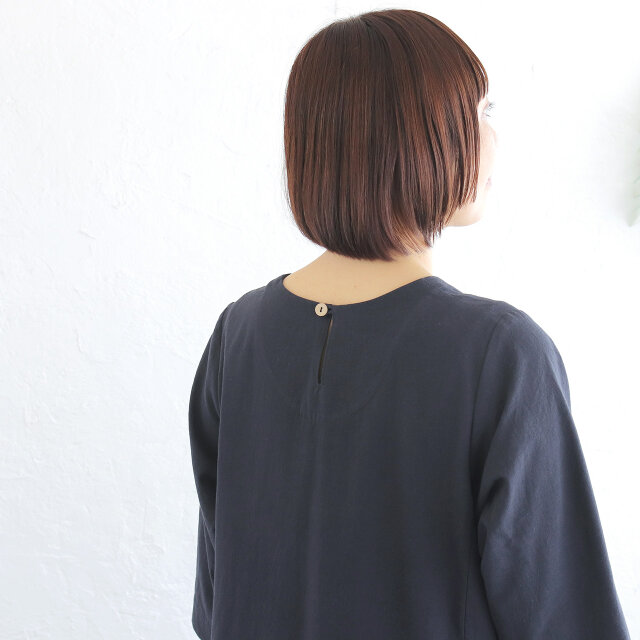 秋の始まりに ゆったり細見え 東炊きコットンリネン サイドタックワンピース（ネイビー）OP37 | iichi 日々の暮らしを心地よくするハンドメイドやアンティークのマーケットプレイス