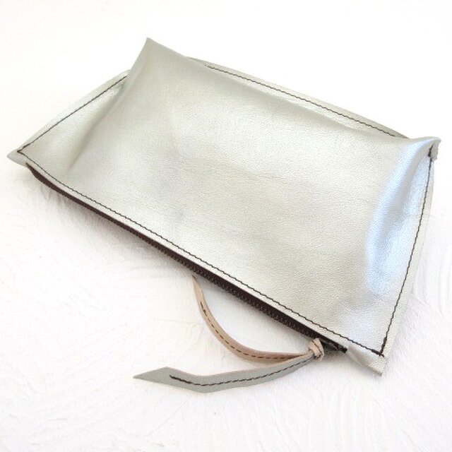 三角フリーポーチ《ゴートスキン》メタリックパール・スムース・018 | iichi 日々の暮らしを心地よくするハンドメイドやアンティークのマーケットプレイス