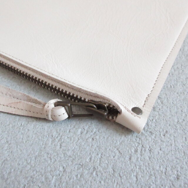 B5対応《ゴートスキン》フラットマルチケース・スムース・クリーム・043 | iichi 日々の暮らしを心地よくするハンドメイドやアンティークのマーケットプレイス