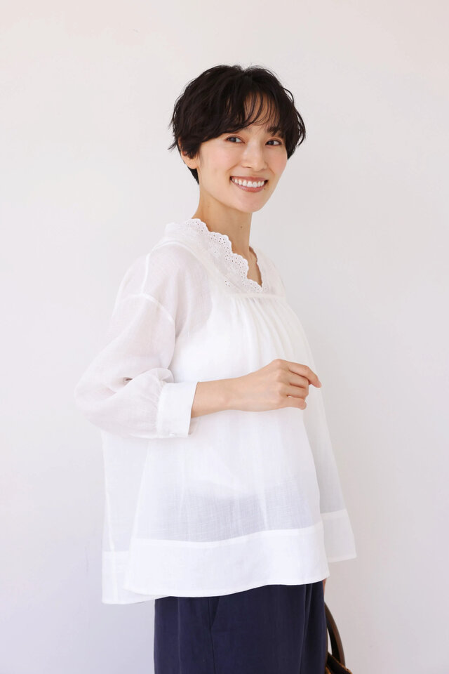 シンプルなのに差がつく一枚 ラミーブラウス Vネック 刺繍レース 7分袖 ホワイト 250715-1 | iichi 日々の暮らしを心地よくするハンドメイドやアンティークのマーケットプレイス