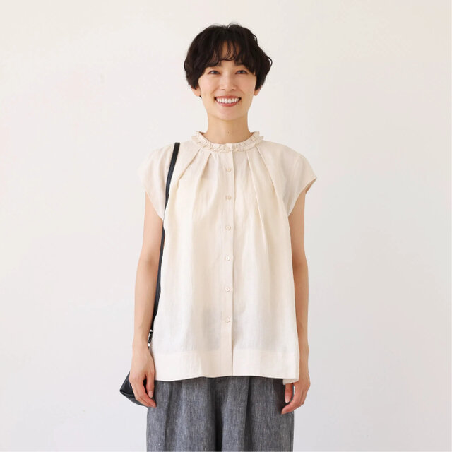 夏の快適さと上品さを兼ね備えた リネン フリル襟ブラウス ベージュ 250716-1 | iichi 日々の暮らしを心地よくするハンドメイドやアンティークのマーケットプレイス