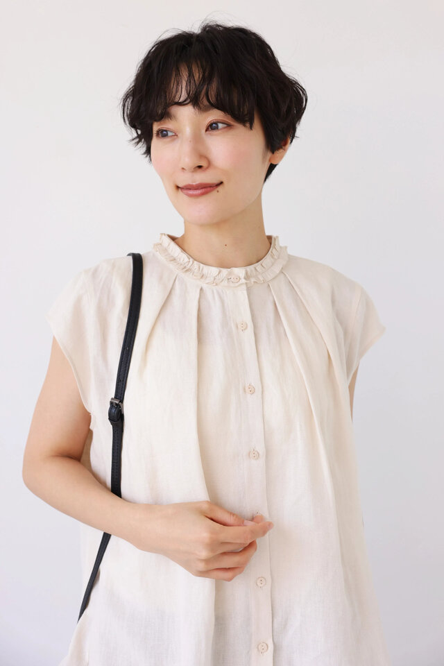 夏の快適さと上品さを兼ね備えた リネン フリル襟ブラウス ベージュ 250716-1 | iichi 日々の暮らしを心地よくするハンドメイドやアンティークのマーケットプレイス