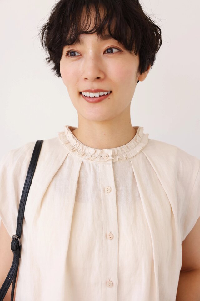 夏の快適さと上品さを兼ね備えた リネン フリル襟ブラウス ベージュ 250716-1 | iichi 日々の暮らしを心地よくするハンドメイドやアンティークのマーケットプレイス