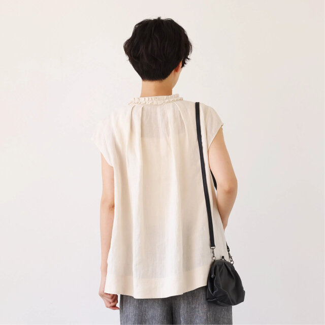 夏の快適さと上品さを兼ね備えた リネン フリル襟ブラウス ベージュ 250716-1 | iichi 日々の暮らしを心地よくするハンドメイドやアンティークのマーケットプレイス