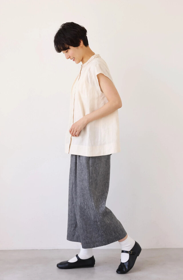 夏の快適さと上品さを兼ね備えた リネン フリル襟ブラウス ベージュ 250716-1 | iichi 日々の暮らしを心地よくするハンドメイドやアンティークのマーケットプレイス