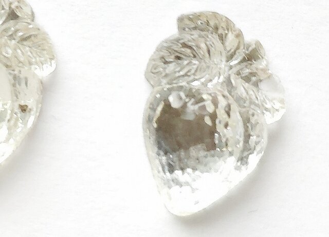 【西ドイツ製 1940年代 ビンテージ 苺 イチゴ の ピアス】 | iichi 日々の暮らしを心地よくするハンドメイドやアンティークのマーケットプレイス