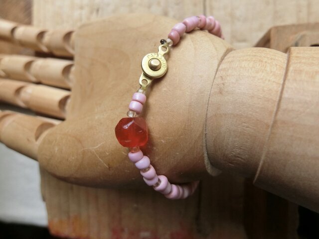 ＊期間限定summer price＊古のブレス。@アフリカの再生ビーズ＋マサイピンクビーズ＋turquoise＋ボヘミアビーズ | iichi 日々の暮らしを心地よくするハンドメイドや ...