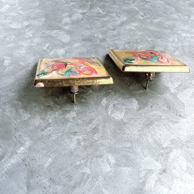 P221-ヴィンテージピアス・U.S.A. 1970〜80s Gold Tone Square Marble | iichi 日々の暮らしを心地よくするハンドメイドやアンティークのマーケットプレイス