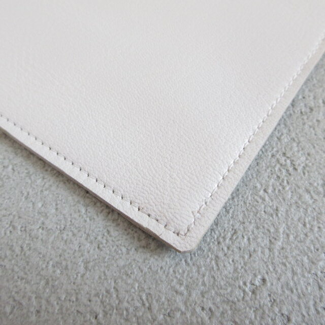 A6対応・フラットマルチケース《ゴートスキン》パールホワイト・ソフトシュリンク・0327 | iichi 日々の暮らしを心地よくするハンドメイドやアンティークのマーケットプレイス