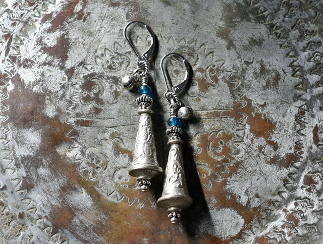 oldアフガンメタルとインディゴブルーアンティークビーズ、インドシルバー鈴のピアス | iichi 日々の暮らしを心地よくするハンドメイドやアンティークのマーケットプレイス