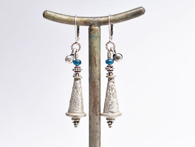 oldアフガンメタルとインディゴブルーアンティークビーズ、インドシルバー鈴のピアス | iichi 日々の暮らしを心地よくするハンドメイドやアンティークのマーケットプレイス