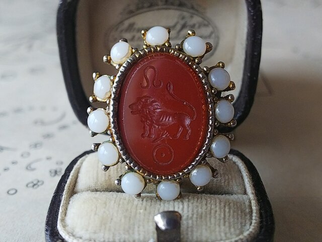 ヴィンテージ カーネリアンLe0（獅子座）／White-Glass ブローチ | iichi 日々の暮らしを心地よくするハンドメイドやアンティークのマーケットプレイス