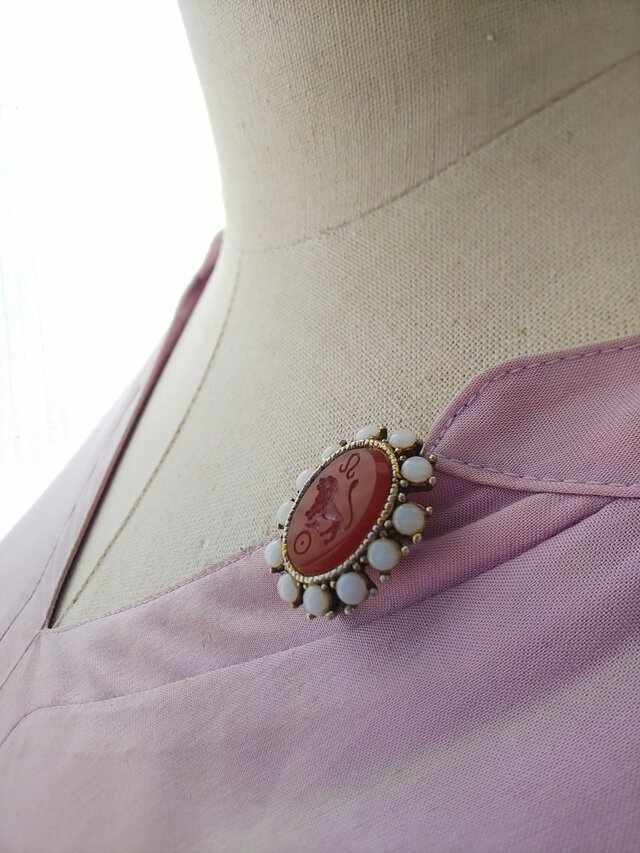 ヴィンテージ カーネリアンLe0（獅子座）／White-Glass ブローチ | iichi 日々の暮らしを心地よくするハンドメイドやアンティークのマーケットプレイス