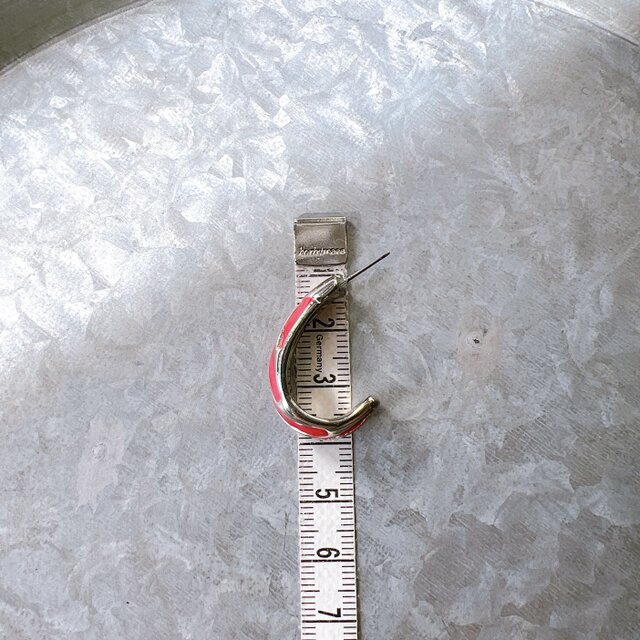 P542- ヴィンテージピアス U.S.A. 1980s Silver Tone Pink Enamel Harf Hoop | iichi 日々の暮らしを心地よくするハンドメイドや ...