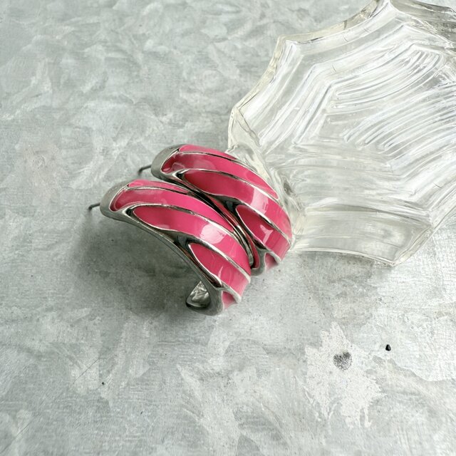 P542- ヴィンテージピアス U.S.A. 1980s Silver Tone Pink Enamel Harf Hoop | iichi 日々の暮らしを心地よくするハンドメイドや ...