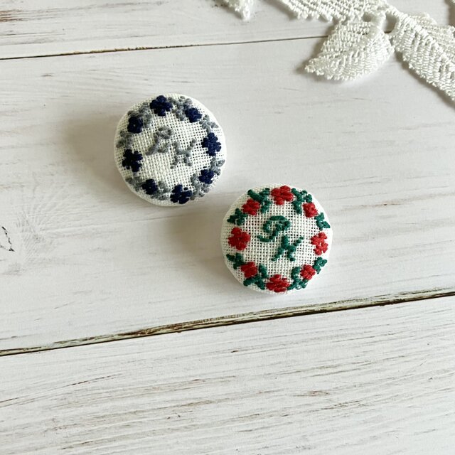 お花のリースブローチ(紺・LH) | iichi 日々の暮らしを心地よくするハンドメイドやアンティークのマーケットプレイス