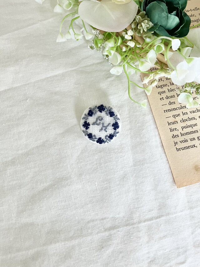 お花のリースブローチ(紺・LH) | iichi 日々の暮らしを心地よくするハンドメイドやアンティークのマーケットプレイス