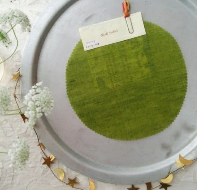 みつろうエコラップ マルM： 若草色 無地 カディー〈インド綿 手紡ぎ手織り布 コットン100% エコラップ エコ〉 | iichi 日々の暮らしを心地よくするハンドメイドやアンティークの ...