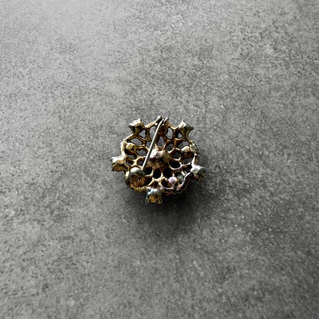 230 ヴィンテージ おとぎ話の宝石箱 – パープル＆クリアストーンのヴィンテージブローチ | iichi 日々の暮らしを心地よくするハンドメイドやアンティークのマーケットプレイス