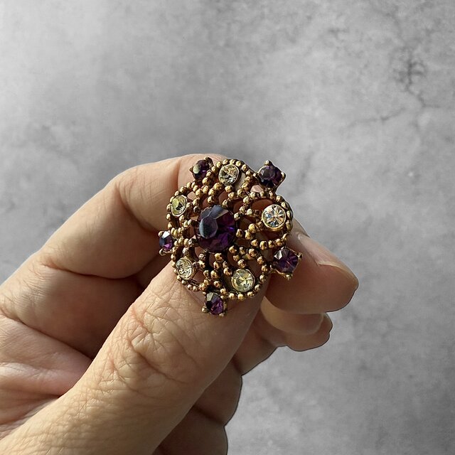 230 ヴィンテージ おとぎ話の宝石箱 – パープル＆クリアストーンのヴィンテージブローチ | iichi 日々の暮らしを心地よくするハンドメイドやアンティークのマーケットプレイス