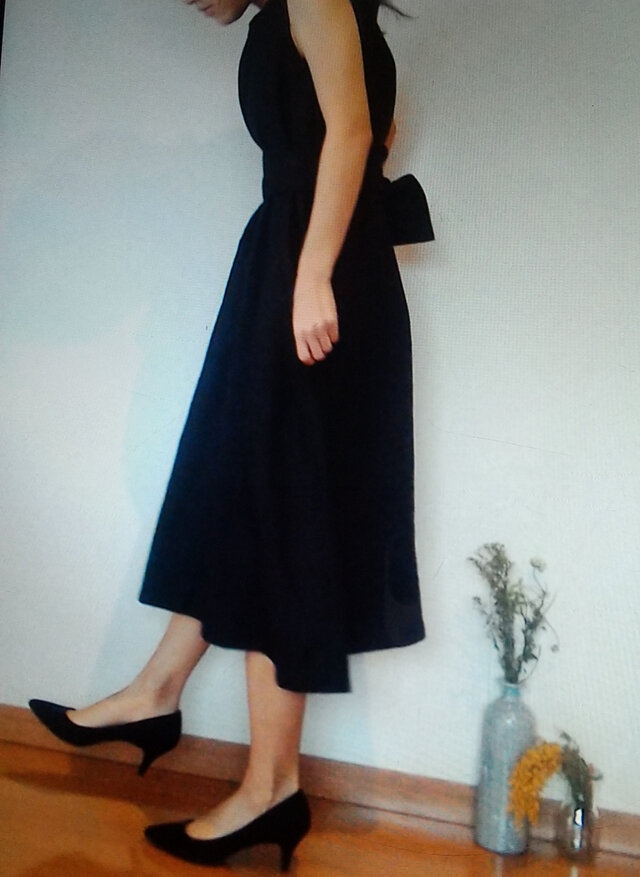 麻のワンピース 大人可愛い黒の麻ロングワンピース Vネック | iichi 日々の暮らしを心地よくするハンドメイドやアンティークのマーケットプレイス