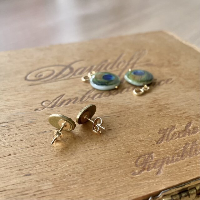 【pebble Ammi】 Vintage brass × seashell beads 14kgf 2wayピアス Eyes | iichi 日々の暮らしを心地よくするハンドメイドや ...