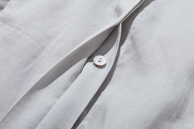 暑い季節もおしゃれと快適さを両立 麻混 ブラウス 9分袖ブラウス ライトグレー 250802-2 | iichi 日々の暮らしを心地よくするハンドメイドやアンティークのマーケットプレイス