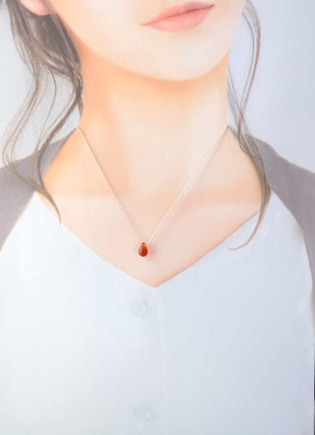 d122【ざくろ】1つぶチェコドロップ 肌にやさしい絹糸のネックレス 糸の色＆長さえらべます | iichi 日々の暮らしを心地よくするハンドメイドやアンティークのマーケットプレイス