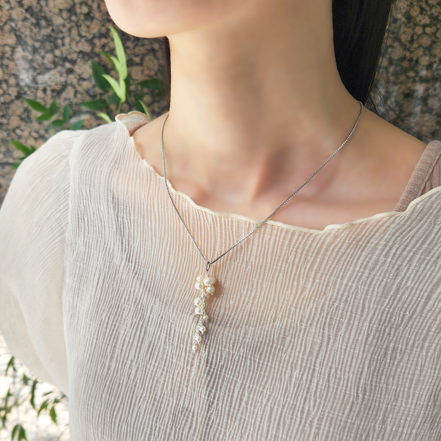 淡水真珠による白藤のネックレス・サージカルステンレスネックレス・スライド60cm ～白藤（しらふじ） | iichi 日々の暮らしを心地よくするハンドメイドやアンティークのマーケットプレイス