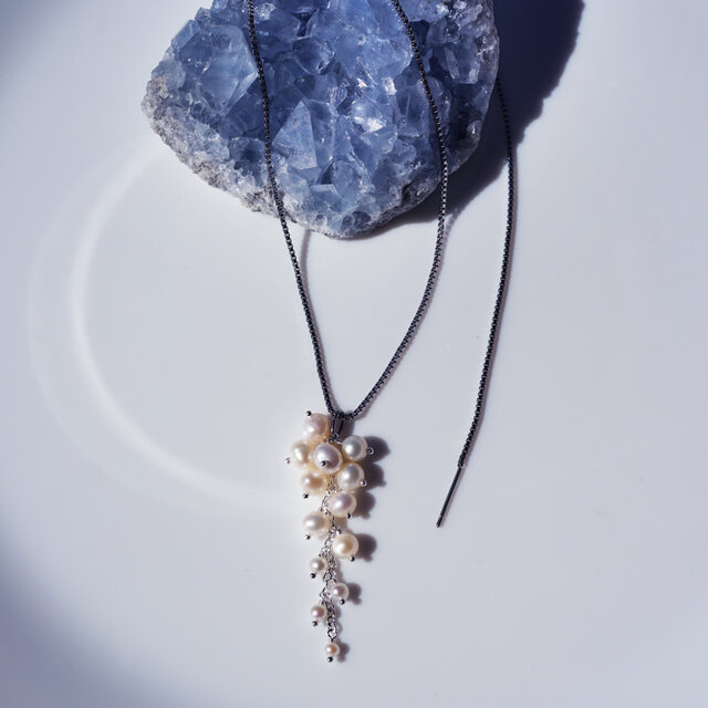 淡水真珠による白藤のネックレス・サージカルステンレスネックレス・スライド60cm ～白藤（しらふじ） | iichi 日々の暮らしを心地よくするハンドメイドやアンティークのマーケットプレイス