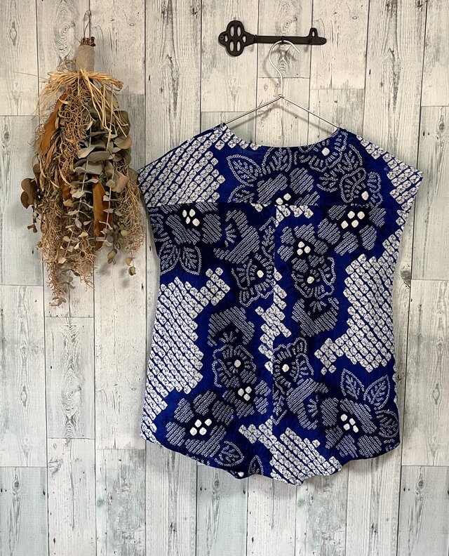 ☆ 有松絞 青に花柄 アシンメトリーブラウス 浴衣服♪ | iichi 日々の暮らしを心地よくするハンドメイドやアンティークのマーケットプレイス