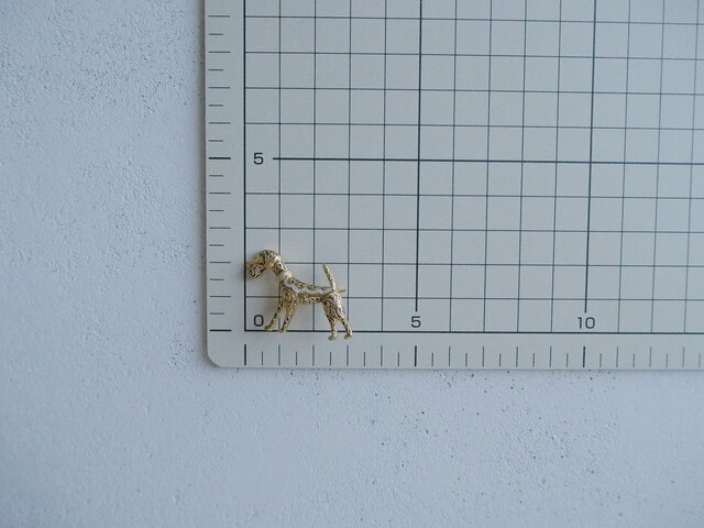 スペインの小さな犬のブローチ | iichi 日々の暮らしを心地よくするハンドメイドやアンティークのマーケットプレイス