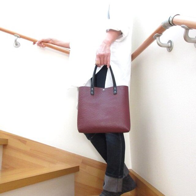 《牛革》new♪スクエアミニトート・型押しオーストリッチ・ワイン・0477 | iichi 日々の暮らしを心地よくするハンドメイドやアンティークのマーケットプレイス