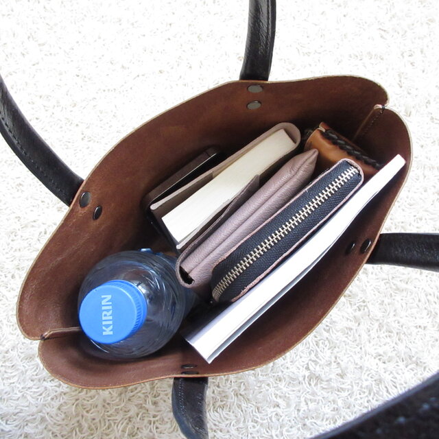 newデザイン♪《牛革》三角マチのオールドスクエアトート・シュリンク・0573 | iichi 日々の暮らしを心地よくするハンドメイドやアンティークのマーケットプレイス