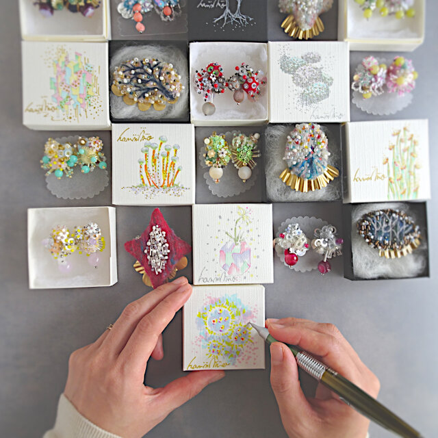 ヴィンテージビーズと真鍮の羊毛画ブローチ | iichi 日々の暮らしを心地よくするハンドメイドやアンティークのマーケットプレイス