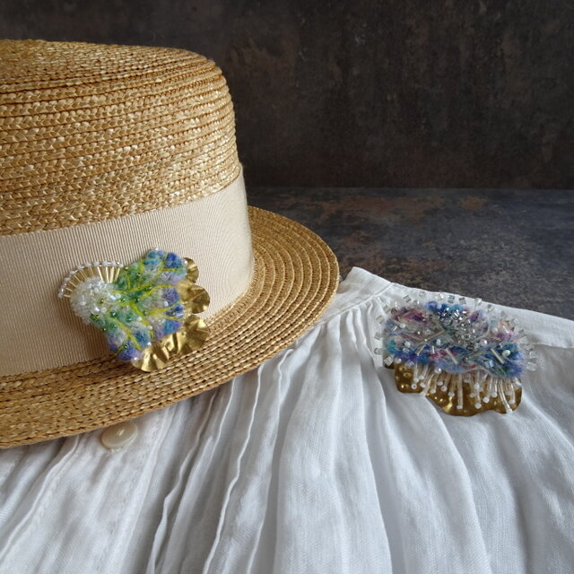 ヴィンテージビーズと真鍮の羊毛画ブローチ 『葉っぱに擬態』 | iichi 日々の暮らしを心地よくするハンドメイドやアンティークのマーケットプレイス