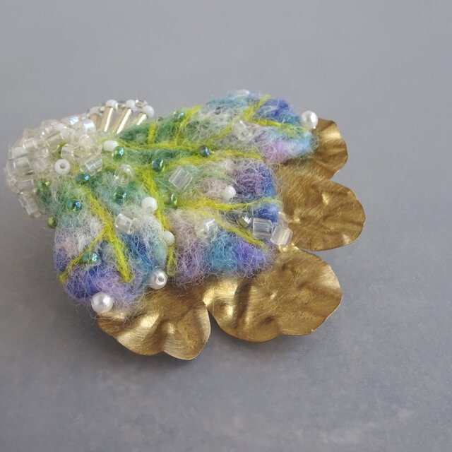 ヴィンテージビーズと真鍮の羊毛画ブローチ 『葉っぱに擬態』 | iichi 日々の暮らしを心地よくするハンドメイドやアンティークのマーケットプレイス