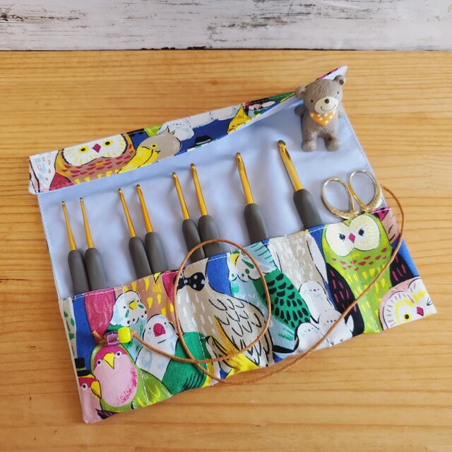 立てて使える！くるくるロールペンケース かぎ針編ケース(鳥さん柄) | iichi 日々の暮らしを心地よくするハンドメイドやアンティークのマーケットプレイス